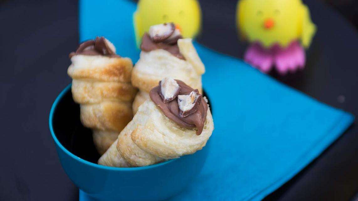 Verwerk de paaseitjes: bladerdeeghoorntjes met chocoroom recept Verwerk de paaseitjes: bladerdeeghoorntjes met chocoroom recept
